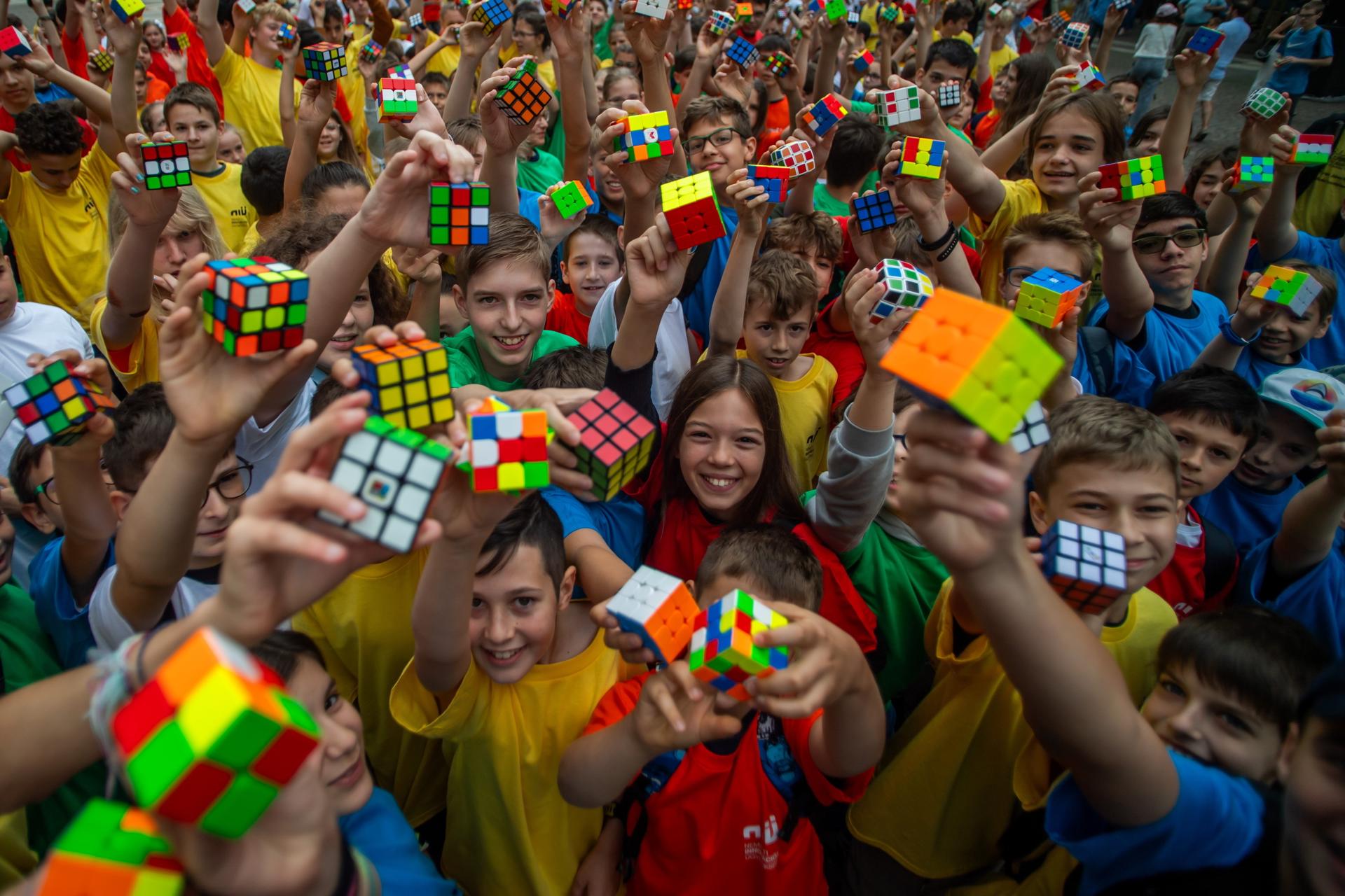 Los 50 años del cubo de Rubik, obra de diseño convertida en juguete ...