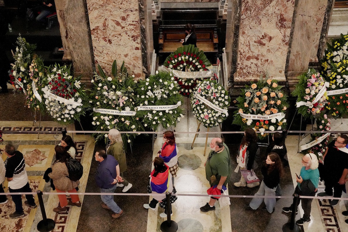 En el Palacio Legislativo, miles de personas le dan el último adiós a ...