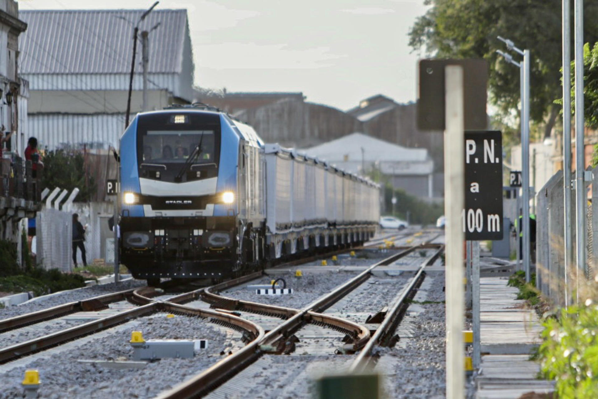 “Por las vías solo circula el tren”: campaña tras puesta en marcha del ...