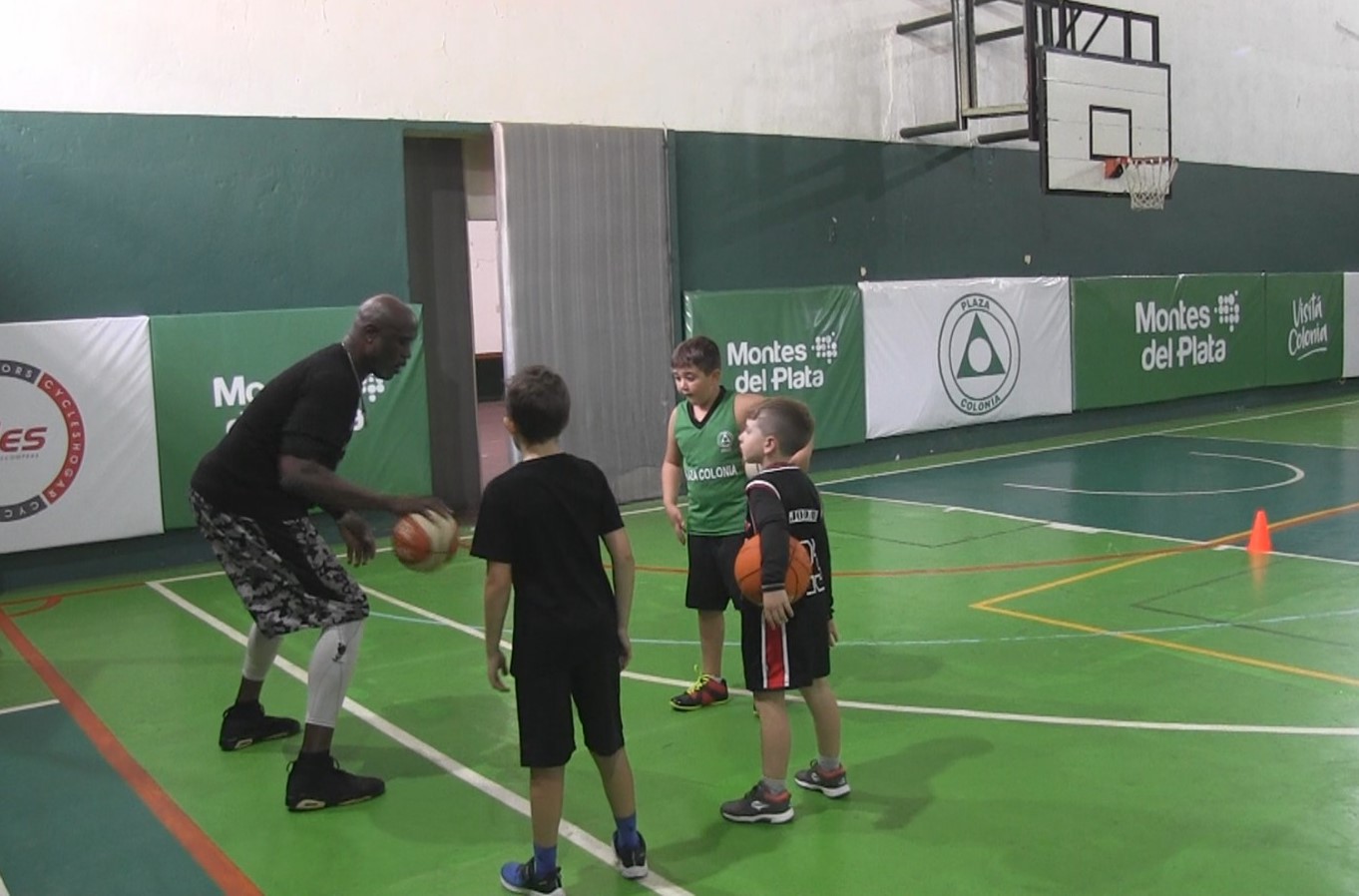 Clínica de Basket de Cliff Morgan entrenó planteles de Plaza Colonia ...